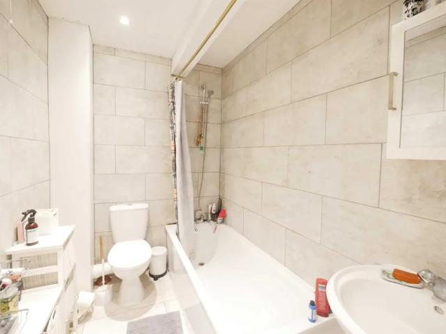 Apartment at Queen's Drive, Greater London