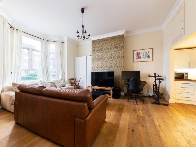 Apartment at Queen's Drive, Greater London