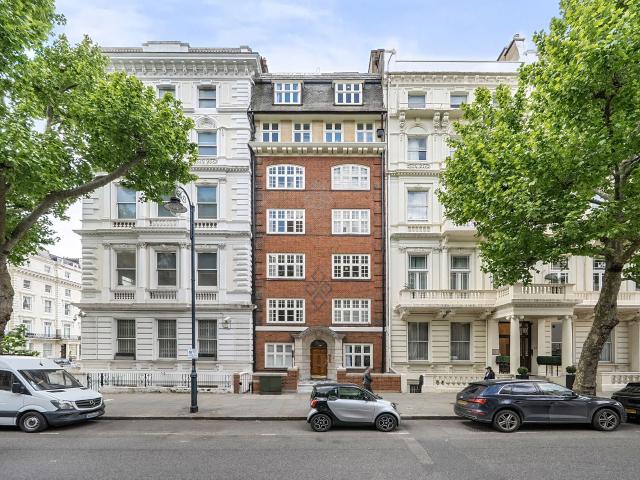 Apartment at Queen's Gate Mews, Greater London