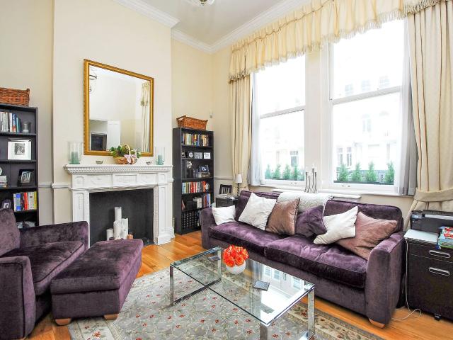 Apartment at Queen's Gate Place Mews, Greater London