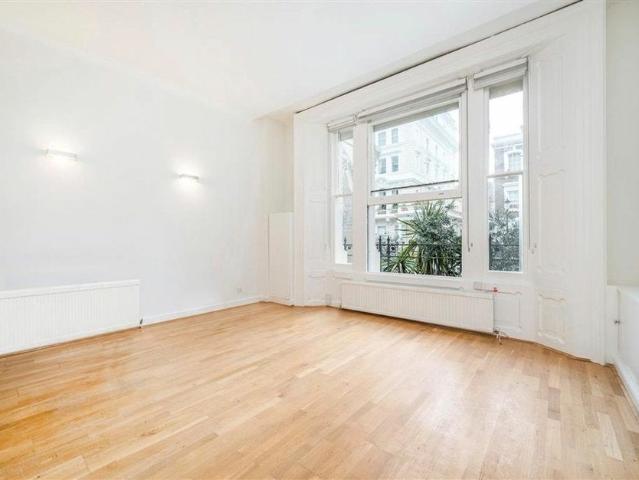 Apartment at Queen's Gate Terrace, Greater London
