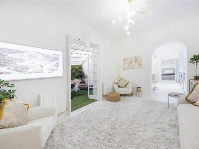 Apartment at Queen's Gate Terrace, Greater London