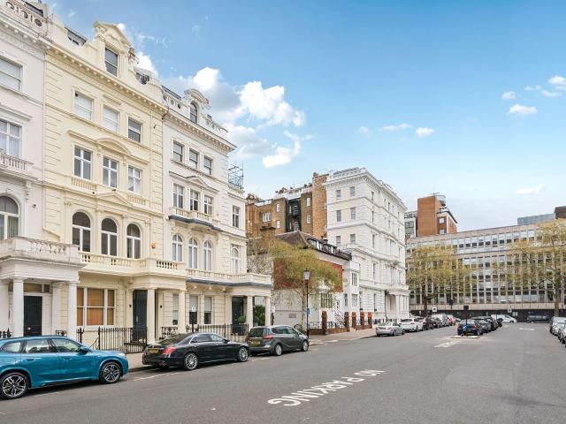 Apartment at Queen's Gate Terrace, Greater London