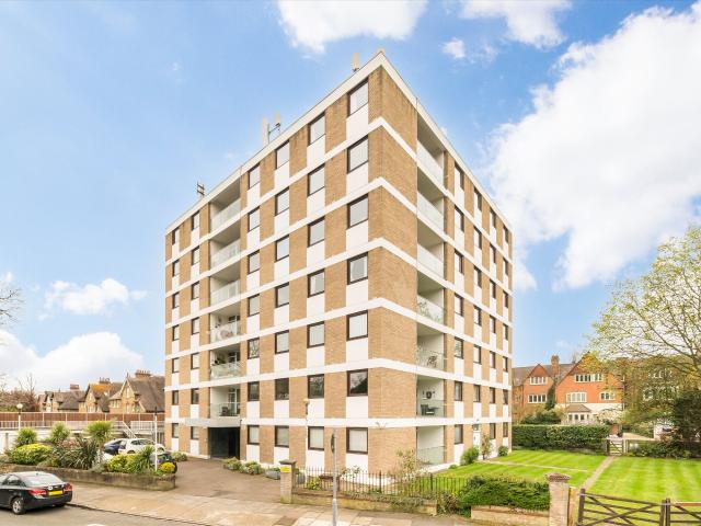 Apartment at Queen's Ride, Greater London