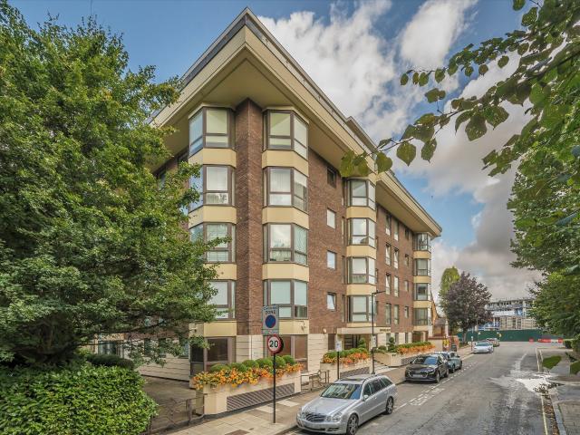 Apartment at Queen's Terrace, City of Westminster