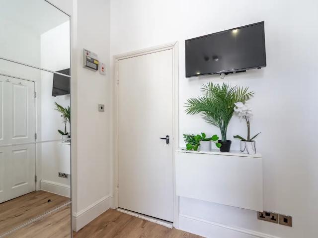 Apartment at Queensborough Terrace, City of Westminster