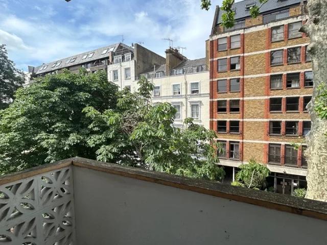 Apartment at Queensborough Mews, City of Westminster