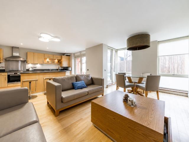 Apartment at Queensdale Crescent, Greater London