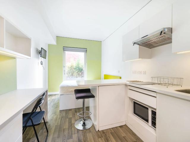 Apartment at Queensdale Crescent, Greater London