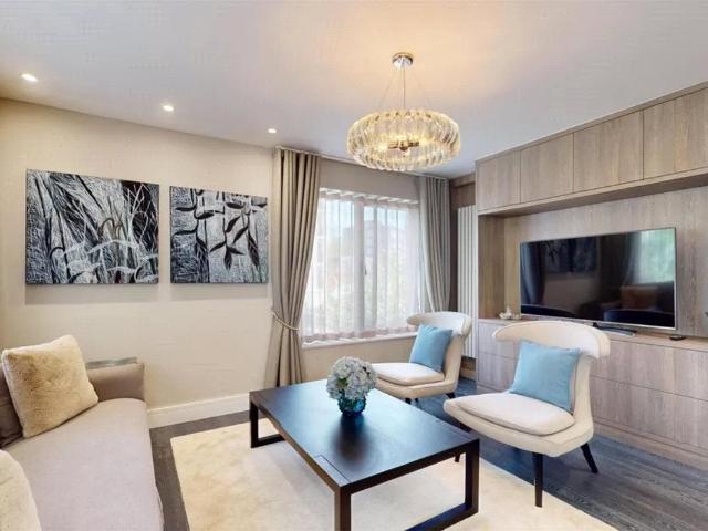 Apartment at Queensmead, Greater London