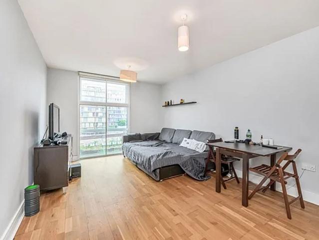 Apartment at Queenstown Road, Greater London