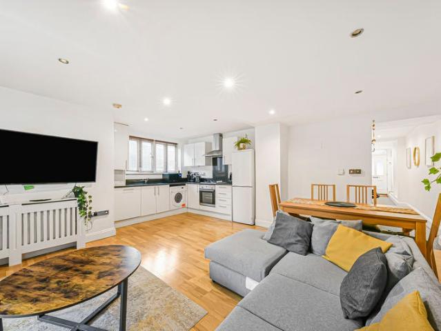 Apartment at Queenstown Road, Greater London