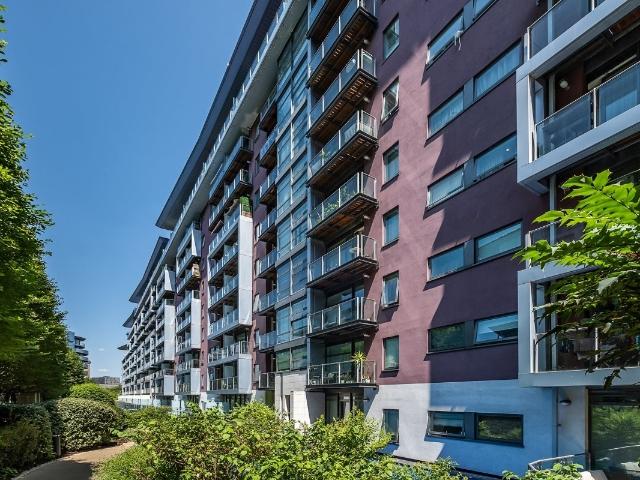 Apartment at Queenstown Road, Greater London