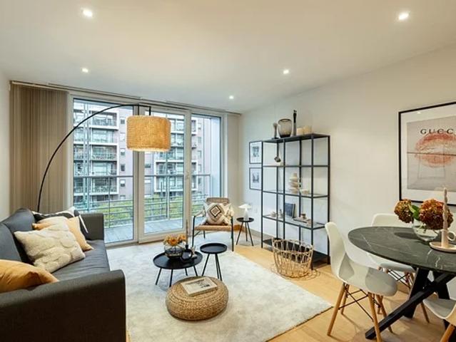 Apartment at Queenstown Road, Greater London