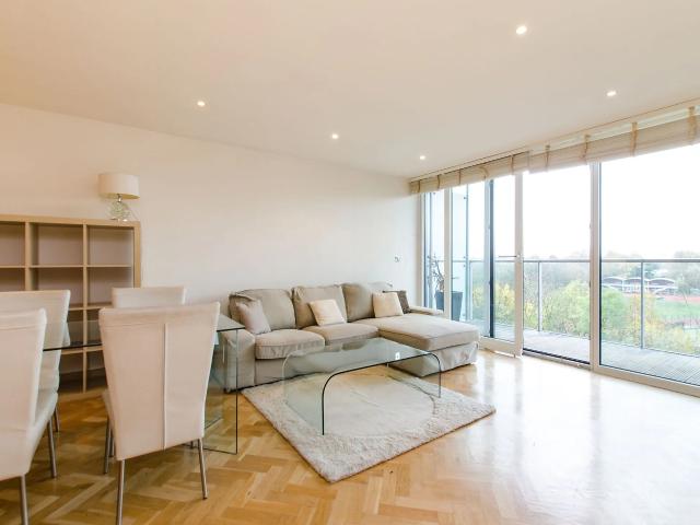 Apartment at Queenstown Road, Greater London