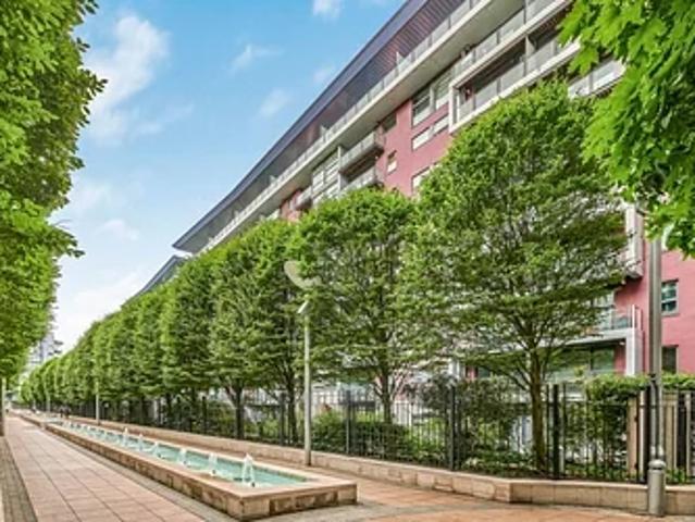 Apartment at Queenstown Road, Greater London