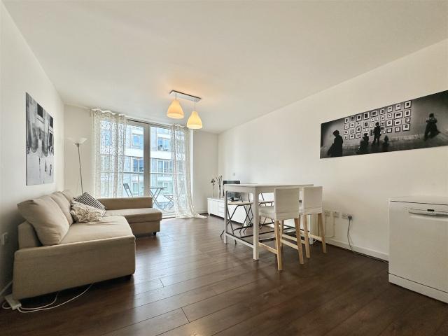 Apartment at Queenstown Road, Greater London