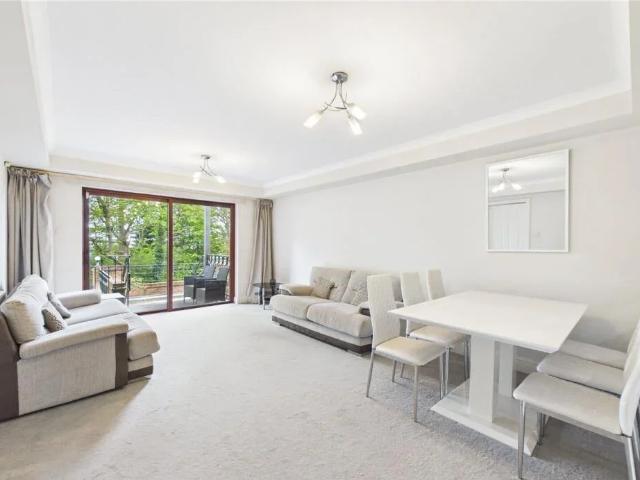 Apartment at Roxborough Park, Greater London