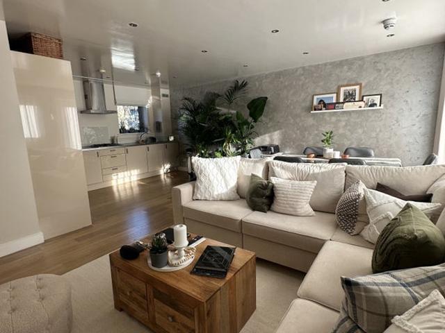 Apartment at Roydon Close, Greater London