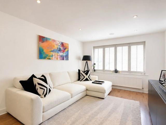 Apartment at Royston Avenue, Woking