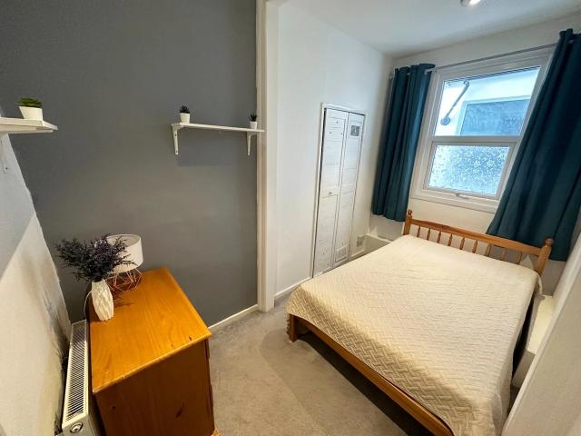 Room at Robinson Road, Greater London