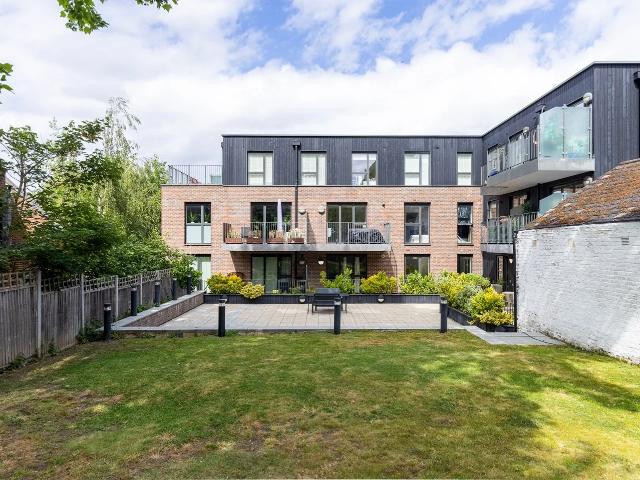 Apartment at Roehampton Lane, Greater London