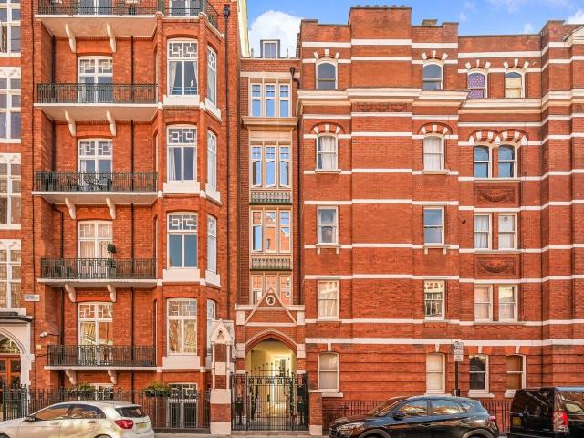 Apartment at Romney Mews, City of Westminster