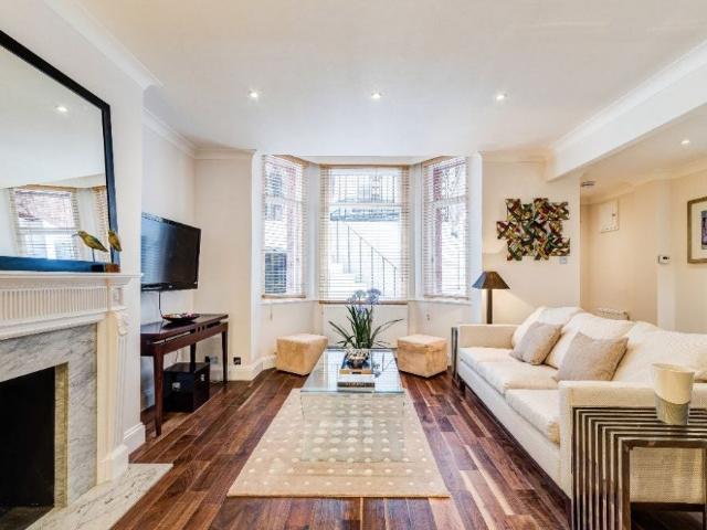 Apartment at Rosary Gardens, Greater London