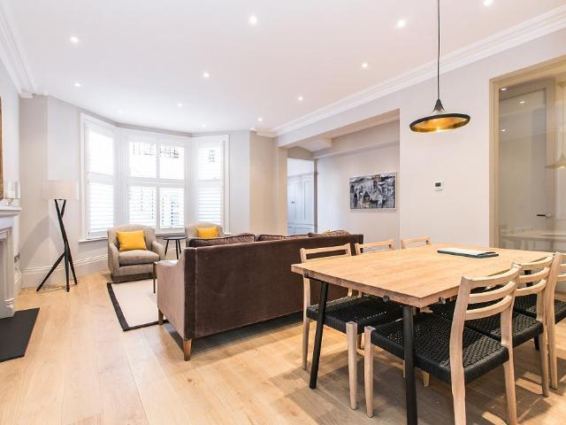 Apartment at Rosary Gardens, Greater London