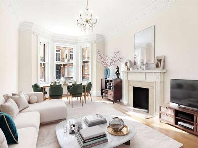 Apartment at Rosary Gardens, Greater London