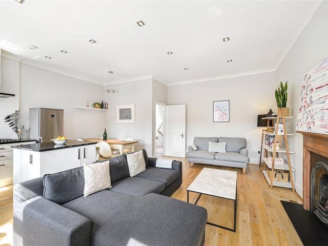 Apartment at Rosary Gardens, Greater London