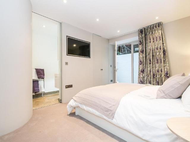 Apartment at Rosary Gardens, Greater London