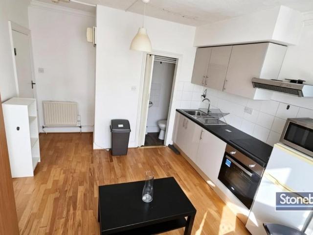 Apartment at Rosebank Avenue, Greater London