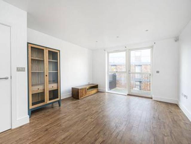 Apartment at Rosebank Gardens, Greater London