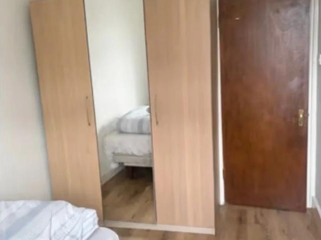 Room at Ross Parade, Greater London