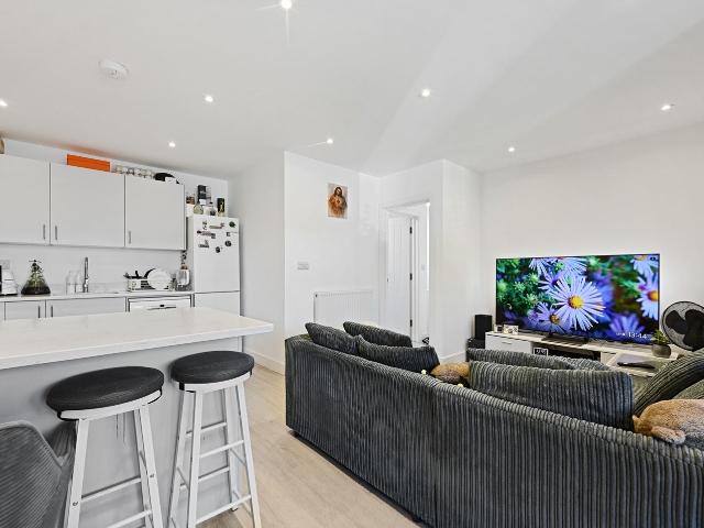 Apartment at Rosslyn Crescent, Greater London