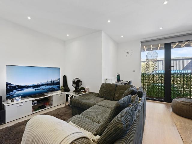 Apartment at Rosslyn Crescent, Greater London
