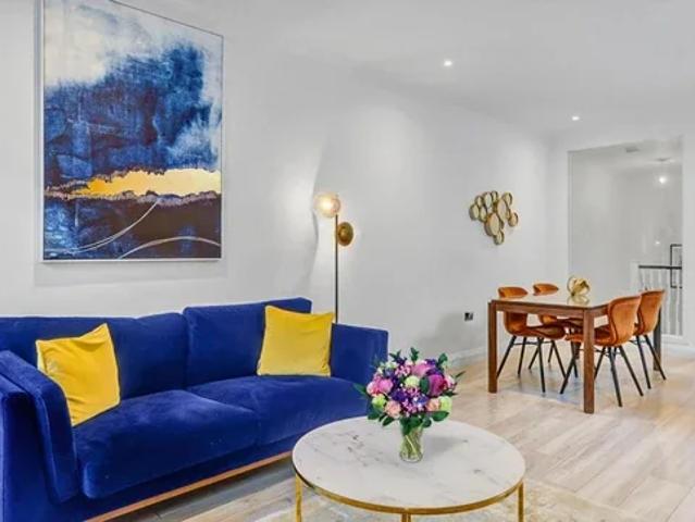 Apartment at Rostrevor Mews, Greater London