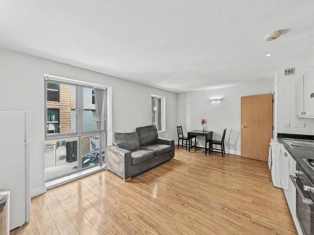 Apartment at Ratcliffe Cross Street, Greater London