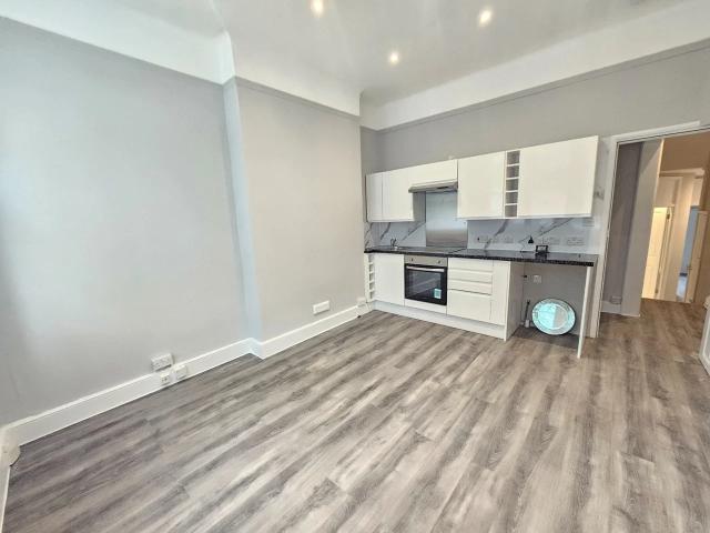Apartment at Rathcoole Gardens, Greater London
