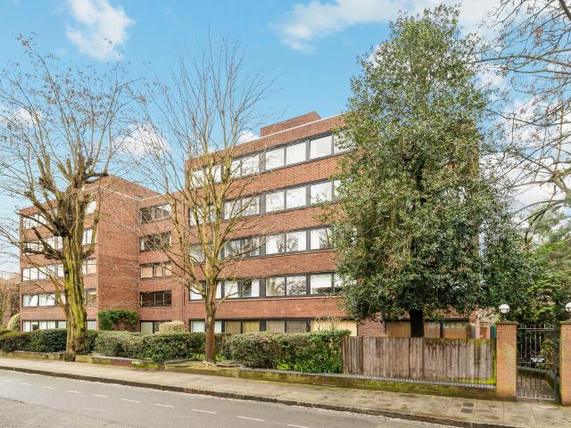 Apartment at Ravenscourt Gardens, Greater London