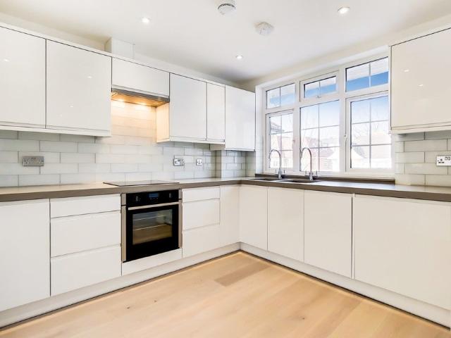 Apartment at Ravenscroft Avenue, Greater London
