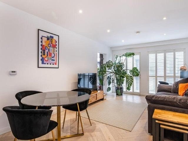Apartment at Ravensbury Terrace, Greater London