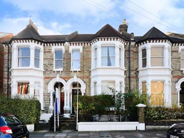 Apartment at Ravenslea Road, Greater London