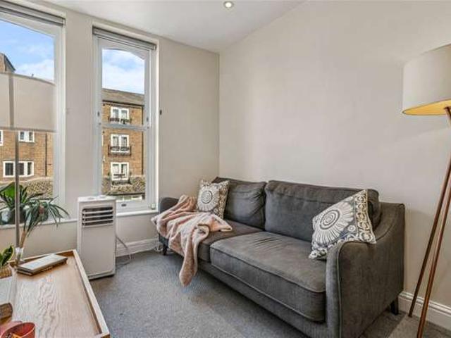 Apartment at Ravenswood Road, Greater London