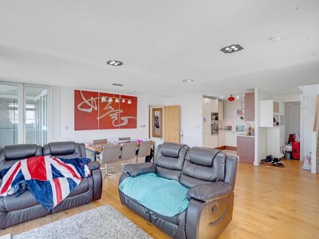 Apartment at Rayleigh Road, Greater London
