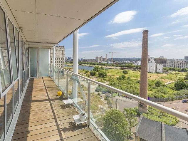 Apartment at Rayleigh Road, Greater London
