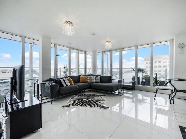 Apartment at Rayleigh Road, Greater London