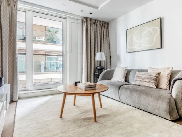 Apartment at Radnor Terrace, Greater London