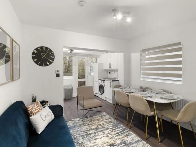 Apartment at Rainham Road, Greater London
